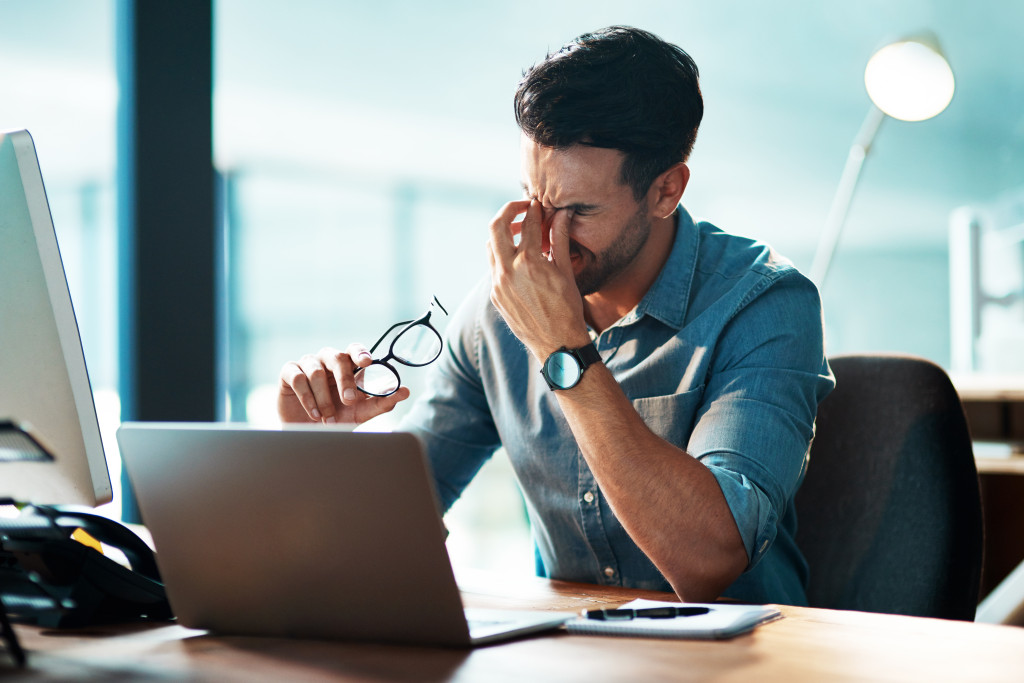 Yeux fatigués : la fatigue oculaire décryptée par Nagabbo Opticiens